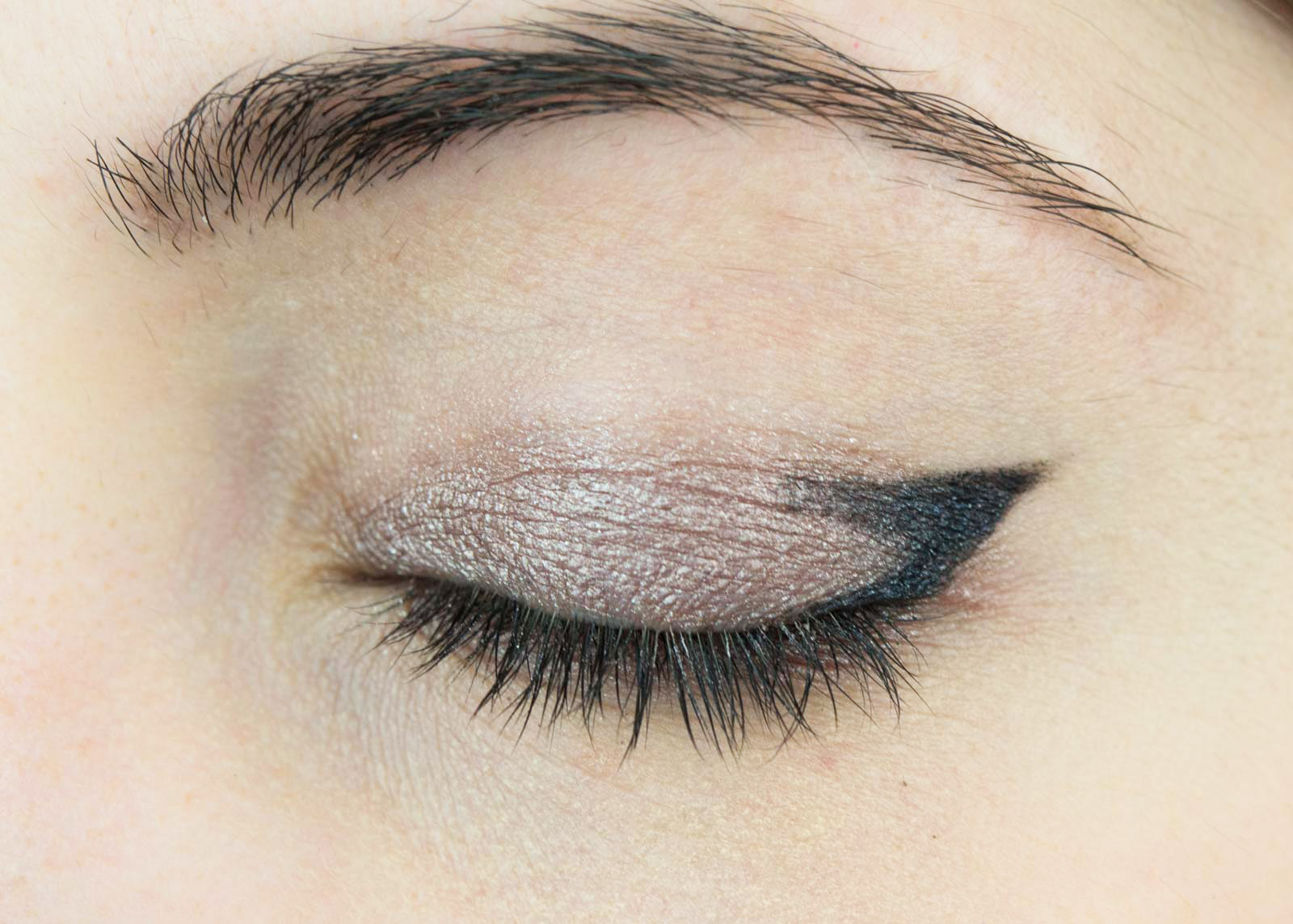 How To Create a Simple Cat Eye Look Using Pencil Eyeliner - Jessoshii
